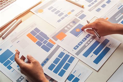 웹 사이트 디자이너 크리에이티브 계획 응용 프로그램 개발자 개발 초안 스케치 그리기 템플릿 레이아웃 프로토 타입 프레임 프레임