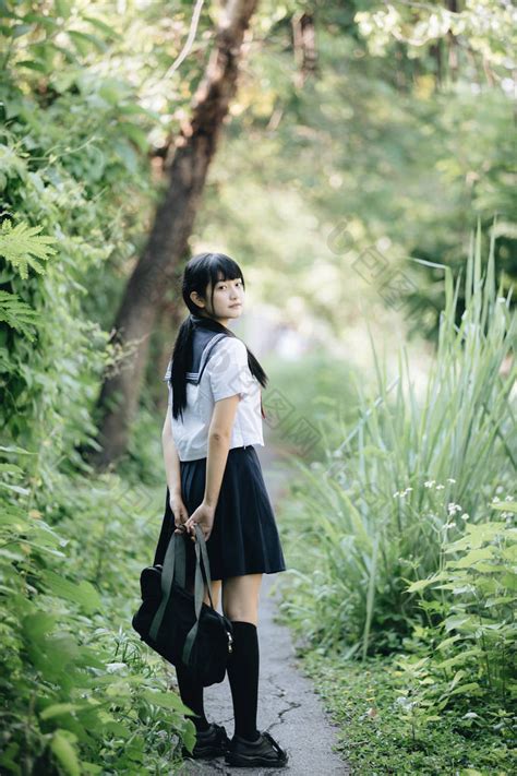 亚洲日本学校女孩服装的肖像看公园户外电影图片 包图网企业站 亚洲日本学校女孩服装的肖像看公园户外电影图片 包图网企业站