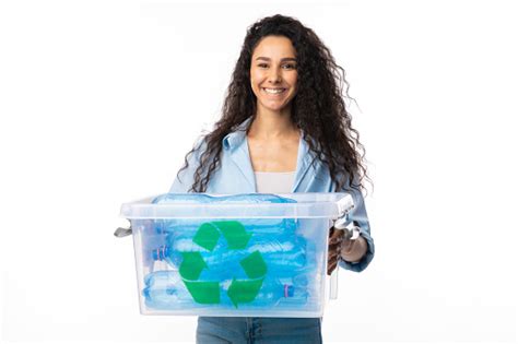 스튜디오에서 포즈를 취하는 중고 플라스틱 쓰레기로 상자를 들고있는 여성 개념에 대한 스톡 사진 및 기타 이미지 개념 광고