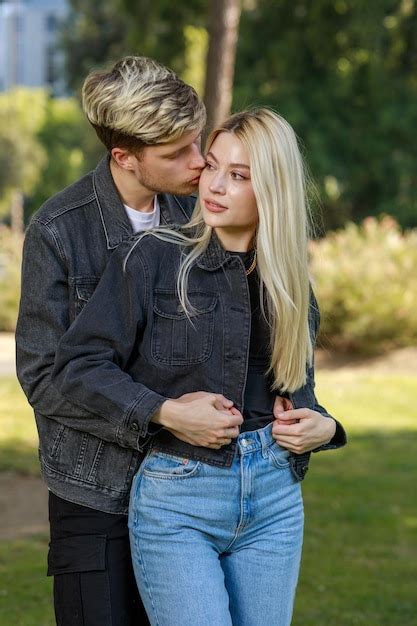 Photo Verticale De Jeune Couple Un Garçon Embrassant Sa Petite Amie Au