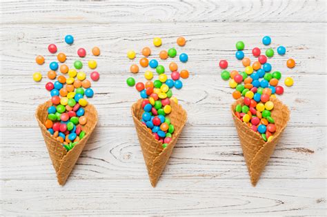 복사 공간이 있는 컬러 배경에 떨어지는 다양한 전통 사탕으로 가득 찬 와플 콘 해피 홀리데이 판매 개념 0명에 대한 스톡 사진 및 기타 이미지 Istock