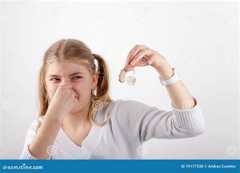 Frau Hasst Die Hörgeräte Stockfoto Bild Von Mädchen 79177338