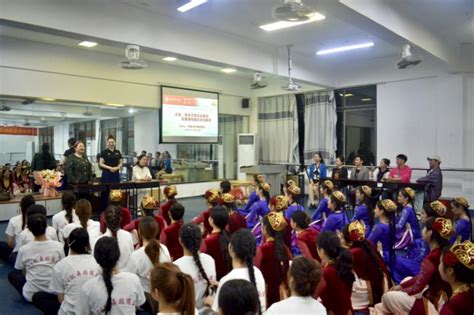 国家艺术基金特邀专家评委热娜·阿不都克里木为我校举办第十三期 天涯讲坛”学术讲座