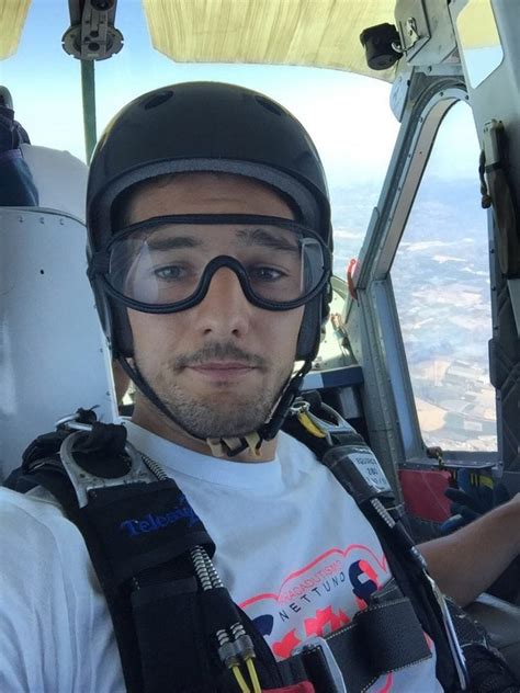 Andrea Preti Si Lancia Con Il Paracadute I Terremotati Di Amatrice