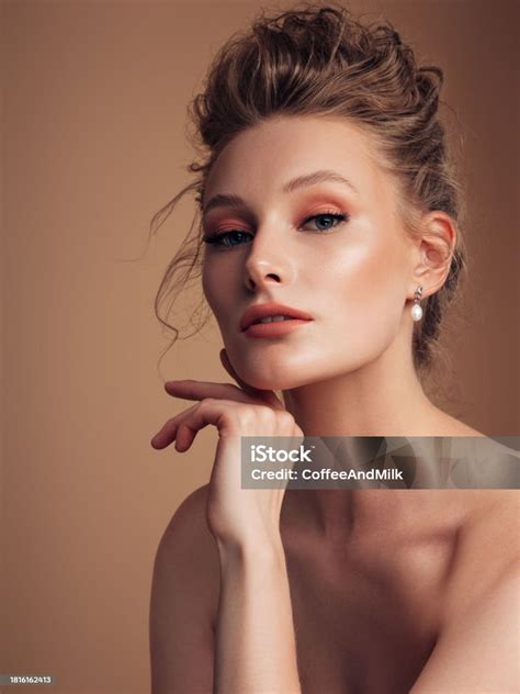 완벽한 헤어스타일과 메이크업을 한 아름다운 감성적인 여성 메이크업 화장품에 대한 스톡 사진 및 기타 이미지 메이크업 화장품 아름다움 의식 화장 Istock