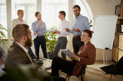 젊은 사람들 사무실 공간에서 비즈니스 회의에 참석한 사업가들 과학 컨퍼런스 이벤트 교육 브레인 스토밍 20 24세에 대한 스톡 사진 및 기타 이미지 Istock