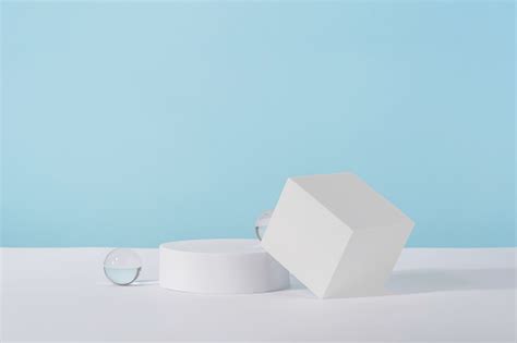 보석 프리젠 테이션 광고를위한 디스플레이 화장품 브랜딩 장면 모형을위한 쇼케이스 아크릴 플레이트 연단 세련된 소품이 있는 파란색 배경에 화장품 포장 배경 0명에 대한 스톡