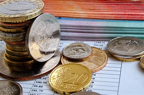 금융 보고서에 러시아 루블 다른 동전과 돈의 번들을 동전 0명에 대한 스톡 사진 및 기타 이미지 0명 동전 러시아 Istock