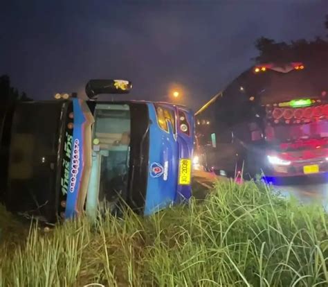 หวิดสูญเสีย เกิดอุบัติเหตุ รถบัสพานักเรียนไปทัศนศึกษาพลิกคว่ำ นักเรียนเจ็บระนาว