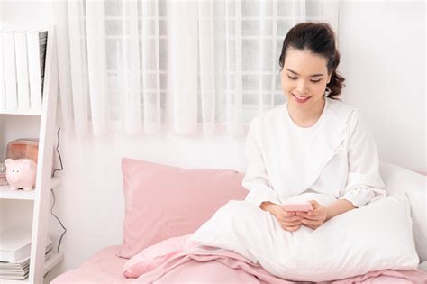 젊은 아시아 여자 사용 스마트 휴대 전화 에 침실 인테리어 누워있기에 대한 스톡 사진 및 기타 이미지 누워있기 명랑한 무선 기술 Istock