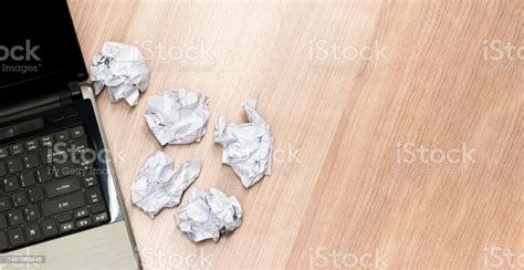 상단 보기 노트북과 복사 공간이 있는 테이블에 구겨진 종이 공 말하기에 대한 스톡 사진 및 기타 이미지 말하기 슬픔 일함 Istock