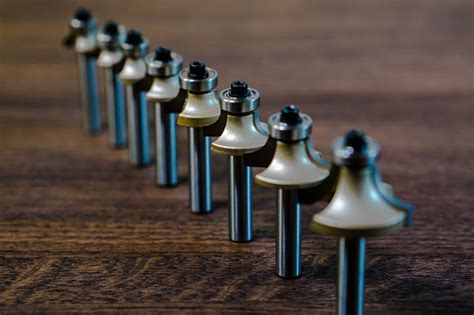 밀스 나무 어두운 배경에 행에 노출 끝 Edgeband입니다 밀링 커터 및 라우터 비트 합니다 나무와 플라스틱에 대 한 코너 라운드 비트입니다 강철에 대한 스톡 사진 및