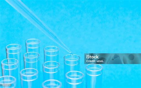 파란색 배경에 유리 테스트 튜브 위에 액체 드롭이있는 실험실 파이펫 팁 Stem 주제에 대한 스톡 사진 및 기타 이미지 Stem 주제 Screening 건강관리와