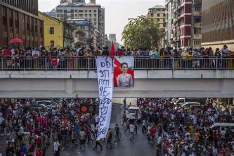 Khit Thit Media မြန်မာစစ်တပ်အာဏာမသိမ်းမီ ဘာတွေ