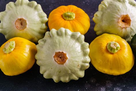 야채의 아름다운 그림입니다 모든 것은 유기농 농장에서 재배됩니다 작은 파티슨 가지 채소에 대한 스톡 사진 및 기타 이미지