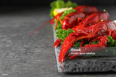 레몬과 파 슬 리와 함께 맛 있는 삶은 왕새우 클로즈업입니다 어두운 배경입니다 해산물 저녁 식사입니다 게에 대한 스톡 사진 및 기타 이미지 Istock