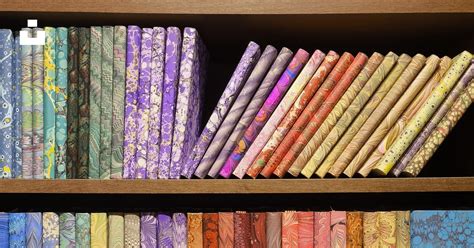 다양한 색의 책이 가득한 책장 사진 Unsplash의 무료 가구 이미지