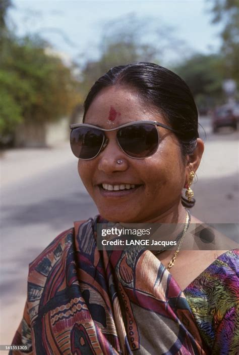 Phoolan Devi Portrait Souriant De Phoolan Devi Portant Des Lunettes News Photo Getty Images