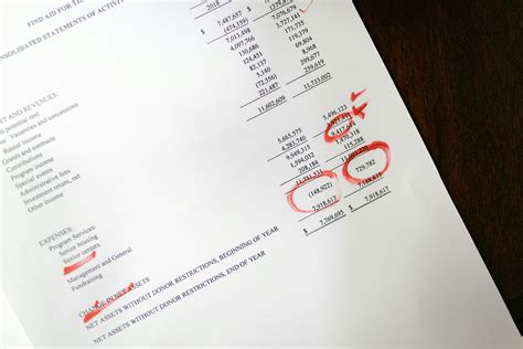 감사 검사 관점 나무 표면 내 시점 데이터 검토 독서하는 돋보기 디테일 리뷰 문서 바탕화면 분석 뷰어 비즈니스 비즈니스 문서 사무 서류 심사