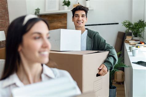 새로운 집으로 이사하는 동안 골판지 상자를 들고 아름다운 젊은 부부 20 29세에 대한 스톡 사진 및 기타 이미지 20 29세 2명 30 39세 Istock