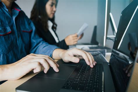 랩톱에서 작업하고 함께 분석하는 프로그래밍 및 코딩 기술을 개발하는 두 가지 파트너십 Html에 대한 스톡 사진 및 기타 이미지 Html 가리키기 감시 Istock