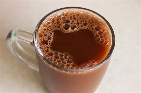 아름다운 커피 우유 거품 어두운 배경 상단보기에 투명 한 유리에 우유와 커피 투명 한 유리 상단 보기에 어두운 커피 다크 폼 커피 0명에 대한 스톡 사진 및 기타 이미지