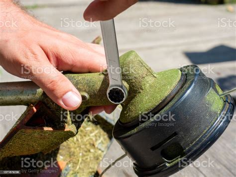 잔디 깎기 트리머를 클로즈업한 기어박스의 나사는 렌치로 나사로 장식되어 있습니다 장비의 유지 보수 기어 박스의 윤활 강철에 대한 스톡 사진 및 기타 이미지 Istock