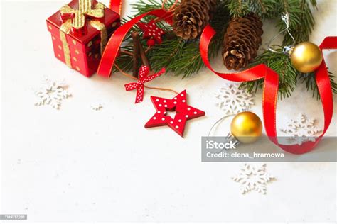 크리스마스 새해 개념 배경입니다 Xmas 구성 가문비 나무 선물 및 빨간색 장식의 가지 공간을 복사합니다 0명에 대한 스톡 사진 및 기타 이미지 Istock