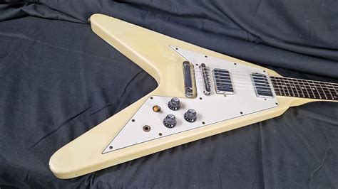 Tokai Flying V 1984 Weiß Scalloped Fredboard Reverb