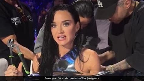 Katy Perry Handles Wardrobe Malfunction On American Idol Set Like A Boss