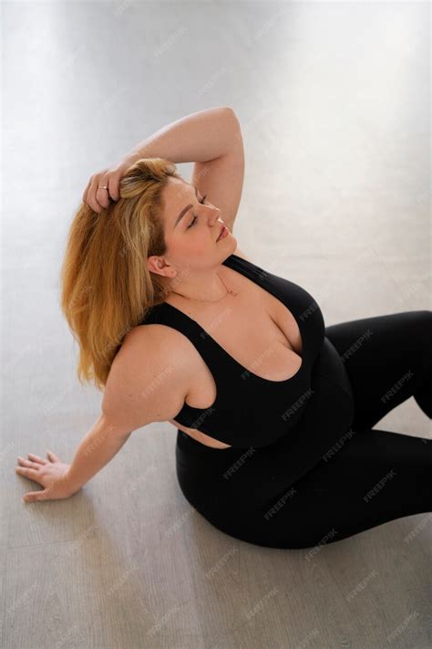 Free Photo High Angle Professional Plus Size Dancer Training