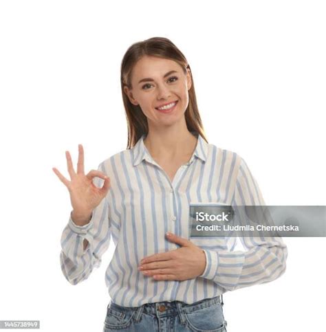 배꼽에 손을 잡고 흰색 배경에 Ok 제스처를 보여주는 건강한 여자 30 34세에 대한 스톡 사진 및 기타 이미지 30 34세
