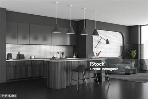 창문 근처에 바 아일랜드 요리 공간 소파가 있는 회색 스튜디오 평면 인테리어 0명에 대한 스톡 사진 및 기타 이미지 0명