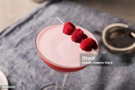 진 드라이 베르무트 신선한 레몬 주스 신선한 라임 주스 라즈베리 시럽 달걀 흰자를 곁들인 다과 클로버 클럽 칵테일 0명에 대한