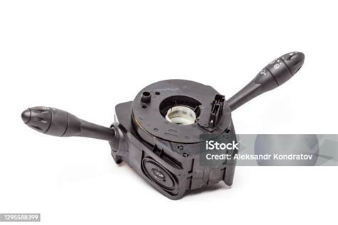 스티어링 휠 스위치는 앞유리 와이퍼를 위한 스위치와 흰색 격리된 배경에 분해된 스티어링 앵글 센서 자동차 수리 또는 정크