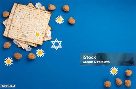 파란색 배경에 Matzah 견과류 봄 꽃이 있는 유월절 인사말 카드 Film Festival에 대한 스톡 사진 및 기타 이미지 Film Festival 개념 공휴일