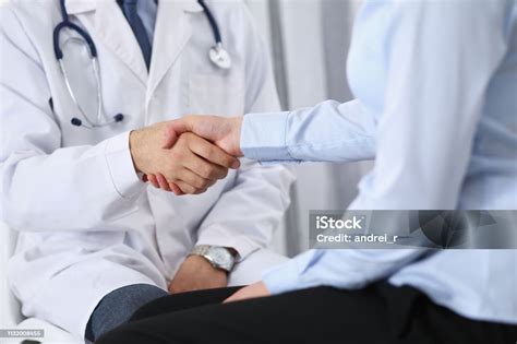 남자 의사와 여자 환자 악수 의학 신탁 및 의료 윤리 개념의 파트너십 감사에 대한 스톡 사진 및 기타 이미지 감사 감탄 개념 Istock