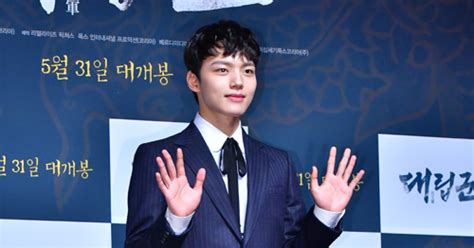 여진구 누나들 마음 사로잡는 손인사