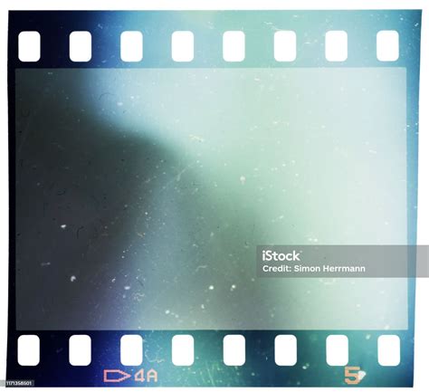 흰색 배경에 실제 및 원래 35mm 또는 135 필름 재료 또는 사진 프레임 먼지와 스크래치가있는 빈 창 또는 셀이있는 35mm 필름 스트립 0명에 대한 스톡 사진 및 기타
