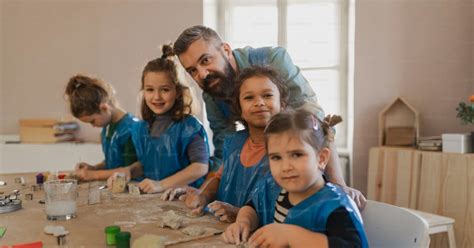 학교에서 창의적인 예술과 공예 수업 시간에 도자기 점토로 작업하는 교사와 함께 있는 어린 아이들 사진 Unsplash의 슬로바키아 이미지