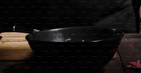 젓가락으로 쇠고기 국수 그릇을 맛보는 요리사의 손을 닫습니다 사진 Unsplash의 러시아 이미지