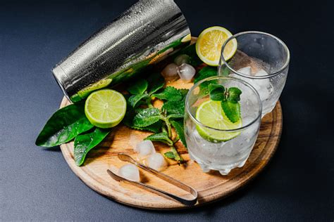 모 히 토 칵테일 만들기입니다 민트 라임 레몬 얼음 재료 및 바 기구 감귤류 과일에 대한 스톡 사진 및 기타 이미지 감귤류 과일 검은색 과일 Istock