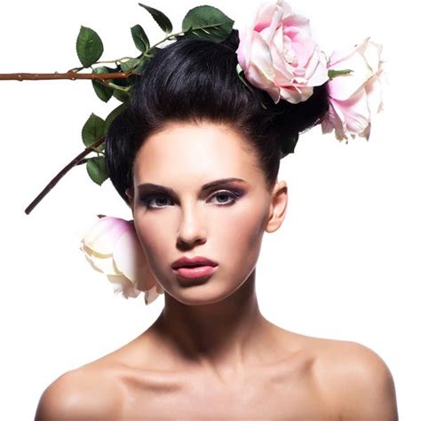 پرتره نمای عقب زن با گل های صورتی در مو جدا شده روی سفید 1581067