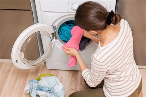 Mulher Tirando A Roupa Na Máquina De Lavar Roupa Foto Premium