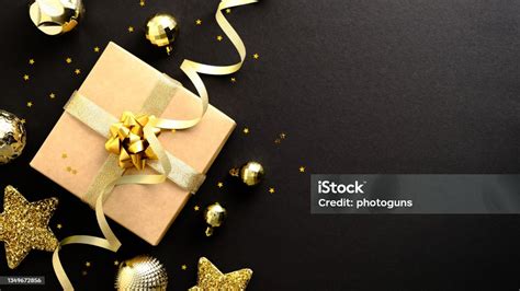 크리스마스 배너 디자인 황금 장식 공 파티 스트리머와 어두운 검은 배경색종이크리스마스 선물 공간을 복사합니다 플랫 레이 0명에 대한 스톡 사진 및 기타 이미지 Istock