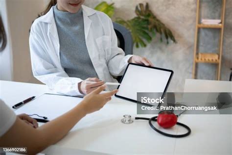 병원 사무실에서 디지털 태블릿을 들고 환자를 상담하는 여성 의사 부작용에 대한 스톡 사진 및 기타 이미지 부작용 여자 토론 Istock