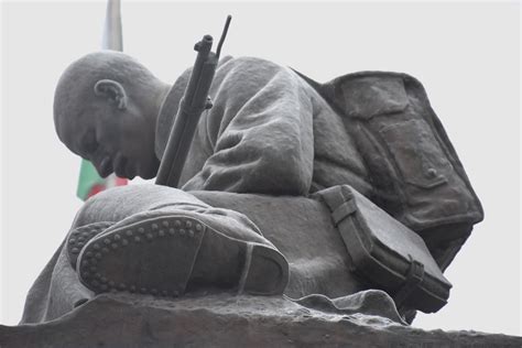 Скулптурният шедьовър на великите творци Андрей Николов и Арнолдо Дзоки Скърбящият войн