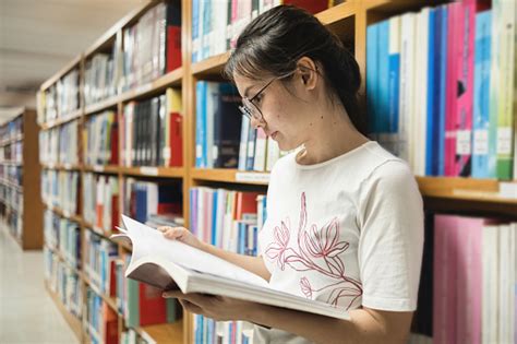 안경을 쓰고 도서관에서 책장 근처에서 책을 읽고 서 있는 아시아 여성 가정 생활에 대한 스톡 사진 및 기타 이미지 가정 생활 거실 검색 Istock