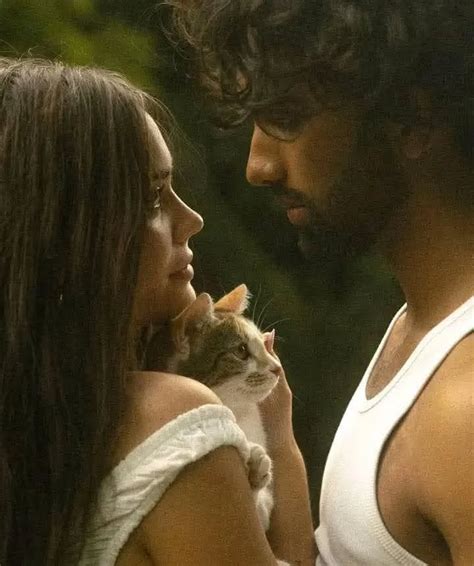 විශ්වාසයයි ආදරයයි අතරේ ලොකු බැඳීමක් තියෙනවා විශ්වාසය ඇති තැන විතරයි ආදරය පවතින්නේ ️ ඒ නිසා