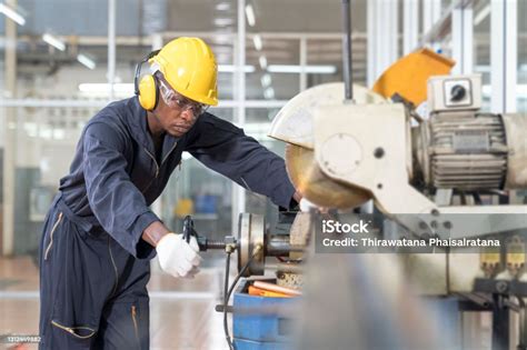 공장에서 엔지니어 제조 작업장에서 기계 작업을 사용하는 스마트 팩토리 작업자 또는 엔지니어 Cnc 장치에 대한 스톡 사진 및